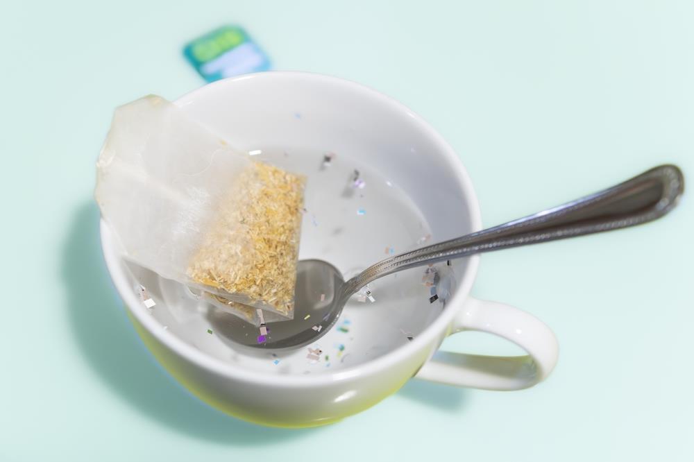 Food packaging releases 1,000 tonnes of microplastics into food ...